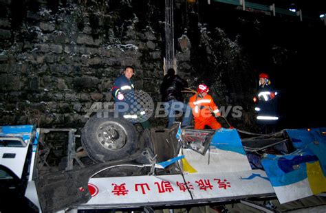 凍結した橋からバス転落、16人死亡 中国高速道路 写真2枚 国際ニュース：afpbb News