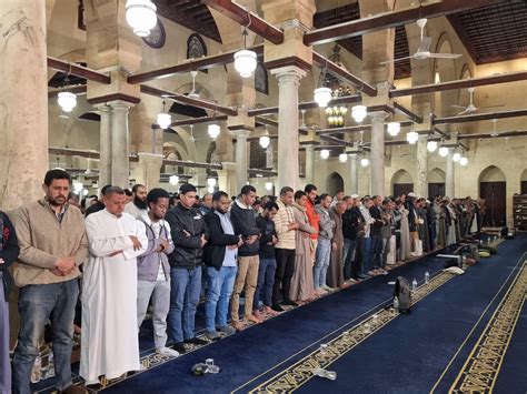بـ4 قراءات الجامع الأزهر يتلألأ بتلاوة القرآن وحضور آلاف المصلين في