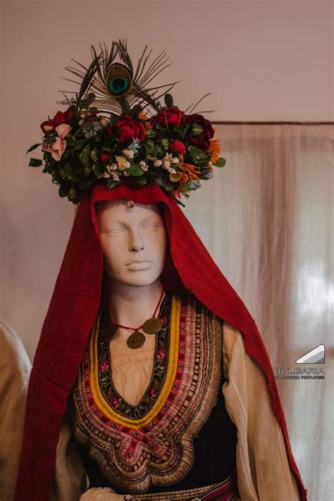 Ghim của ahsatan trên traditional clothing