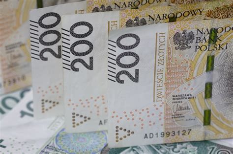 Płaca minimalna 2023 Będzie dwustopniowa podwyżka Co ze składkami na
