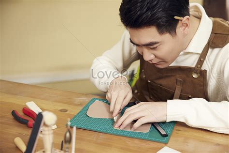 가죽 제품을 만드는 남성 장인 사진 무료 다운로드 Lovepik