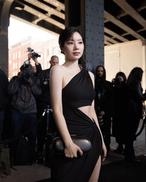 검은색 블랙드레스 골반 핏 하얀 피부 트와이스 다현