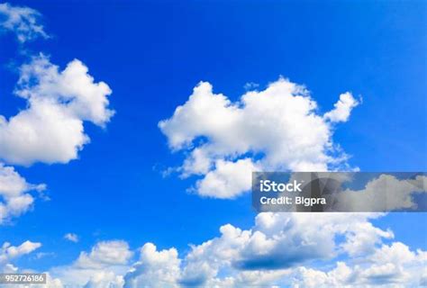 푸른 하늘 밝은 크고 아름 다운 여름 구름 복사 공간 자연의 예술에 텍스트 추가 0명에 대한 스톡 사진 및 기타 이미지 0명 경관 계절 Istock