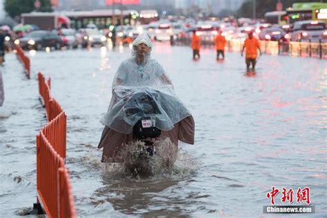 太原突降暴雨 民众蹚水而行新浪图片