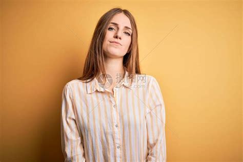 年轻美丽的红发女郎身着散装衬衫高清图片下载 正版图片504622641 摄图网