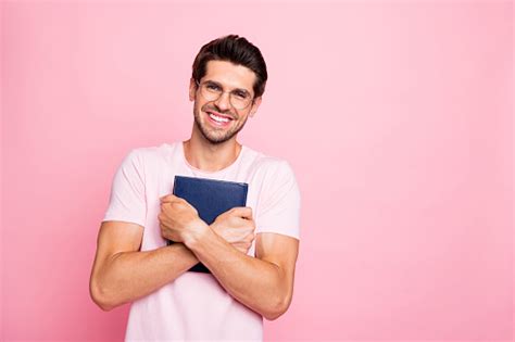 그의 초상화 그의 좋은 매력적인 사랑 스러운 평화로운 쾌활 한 쾌활 한 기쁜 지능형 남자 들고 손 포옹 책 도서관 위에 고립 된
