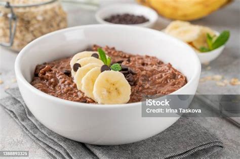 흰색 그릇에 바나나와 초콜릿 칩초콜릿 오트밀 죽 건강한 아침 식사 공간을 복사합니다 0명에 대한 스톡 사진 및 기타 이미지 0명 갈색 건강한 생활방식 Istock