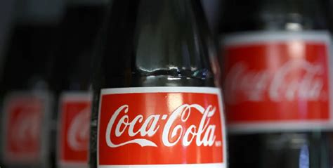 Mega Fan de Coca Cola rompe Récord Guinness al juntar 11 308 latas de