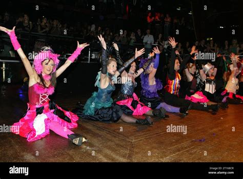 Troupe De Danse Jouant Le Can Can Can Dance à Londres Photo Stock Alamy