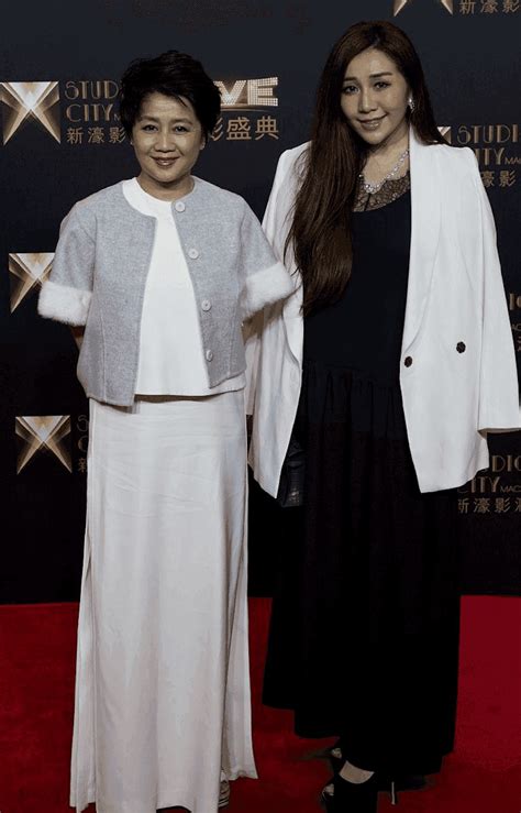 赌王四太梁安琪果然是名媛，虽穿米色套装低调亮相，也难掩高级感 壹读