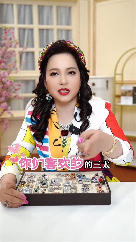 「三太」樊亦敏豪晒58隻珍藏鑽戒 方型紅寶石鑲鑽夠浮誇：少少哋畀你睇！ 星島日報