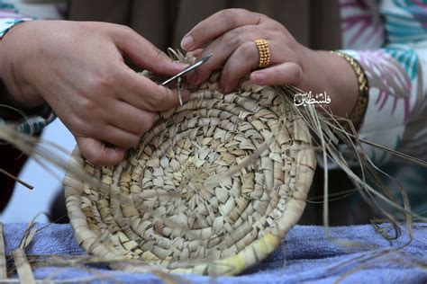 صناعة سلال القش يدوياً مهنة تراثية تحييها عددٌ من السيدات في غزة فلسطين أون لاين
