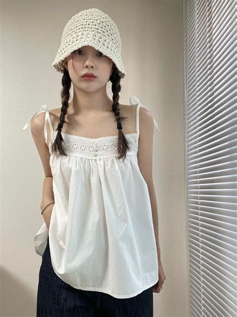 레이스 펀칭 프릴 끈나시 블라우스 2color