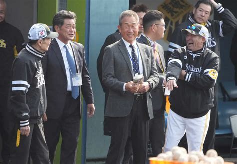 ＜ソフトバンク宮崎キャンプ＞ウォーカー（左）らの打撃練習を見守る王会長（撮影・岡田 丈靖） スポニチ Sponichi Annex 野球