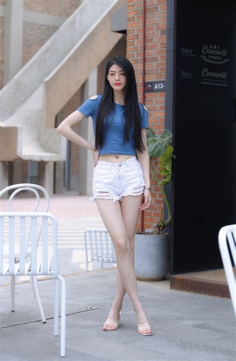 美之图精品街拍，热裤美女的性感好身材美之图