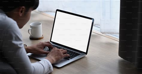 나무 바닥에 누워 흰색 화면이 있는 모형 노트북 컴퓨터를 사용하는 청년의 측면 모습 사진 Unsplash의 컴퓨터 키보드 이미지