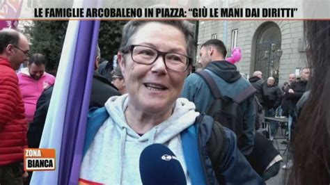 Le famiglie arcobaleno in piazza Giù le mani dai diritti Zona
