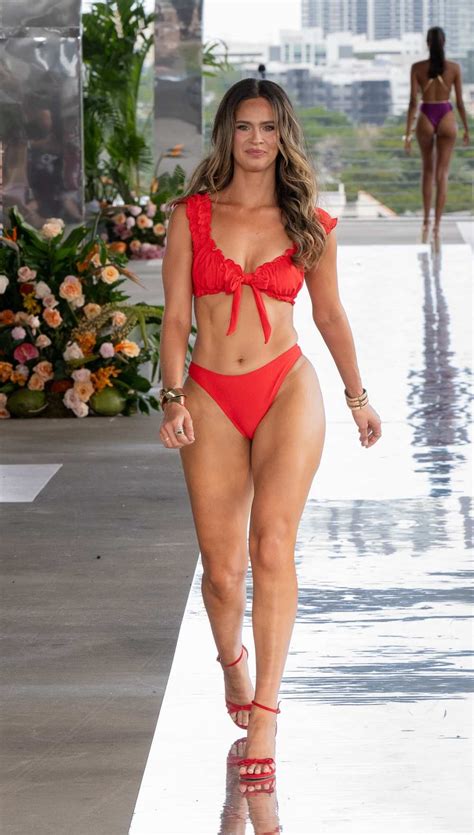 Todo Lo Mejor De La Semana De La Moda De Miami Swim 2025 Us Weekly