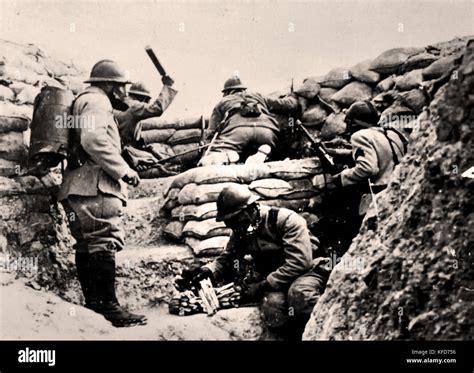 Soldats Français Dans Les Tranchées En France 1916 Première Guerre