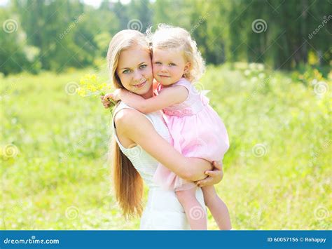 Будьте матерью держать дальше вручает ребенка обнимая в лете Стоковое Фото изображение