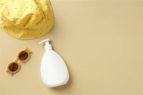 선탠 로션 아기 선글라스 베이지 색 배경에 파나마 모자 어린이 여름 방학 개념 플랫 레이 상단보기 0명에 대한 스톡 사진 및