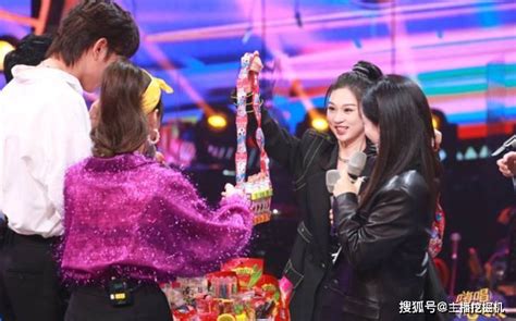 阿悠悠营业综艺《嗨唱转起来》 现场开“小卖部”潘玮柏贪吃不停 搜狐大视野 搜狐新闻