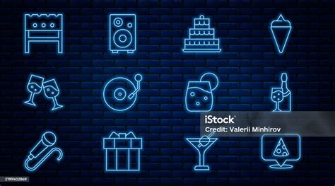 세트 라인 피자 조각 샴페인 병 불타는 촛불이 있는 케이크 비닐 플레이어 디스크 유리 샴페인 바베큐 화로 칵테일 및 스테레오 스피커 아이콘 벡터 녹음 장비에 대한 스톡 벡터