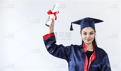 年轻女子在毕业典礼上