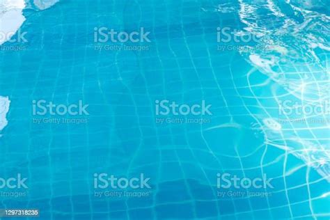 青いスイミングプールの背景の表面 しぶきのストックフォトや画像を多数ご用意 しぶき しぶきを上げる まぶしい Istock