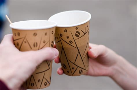 커피와 함께 한 종이 컵이 손을 클로즈업합니다 손 은 커피와 함께 안경을 잡고 선택적 초점 커피 마실 것에 대한 스톡 사진 및 기타 이미지 Istock