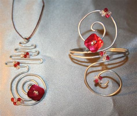 Parure inspiration nacrée en fil d alu et bouton de nacre bracelet en fil d alu création