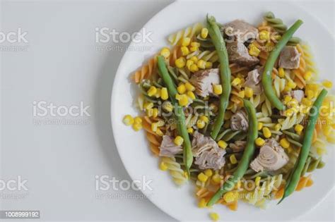 부분의 Fusilli 파스타 요리 통조림 참치 달콤한 옥수수와 녹두 고 흰색 접시 평면도 제공 균형 잡힌된 식사 0명에 대한