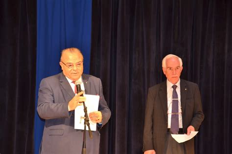 УНСС Ректорът връчи стипендии „Нели и Робърт Гипсън“ на наши студенти