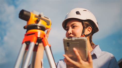건설 현장의 수평 및 수직 평면에서 각도를 측정하기 위해 광학 기기를 조사하는 경위를 사용하는 건설 노동자 기술자에 대한 스톡 사진 및 기타 이미지 Istock