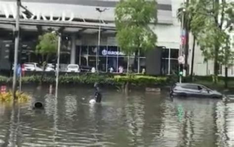 Surabaya Banjir Lagi Jalan Mayjen Sungkono Lumpuh
