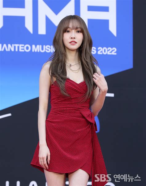 E포토 유주 레드 드레스로 아름다운 여성미 물씬