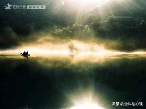 盪一葉扁舟穿梭在雲霧朦朧的人間仙境古老小城的江南風光 每日頭條