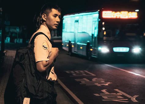 Kenny 温以飛 退伍後沒讓自己有耍廢的空間 ， 回歸到自己要走的路上，依舊很懷念搭著客運南下北上的軍旅生涯，