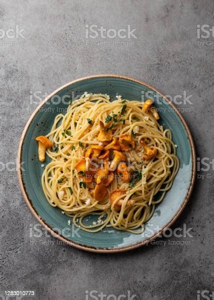 접시에 야생 숲 버섯 살구 파스타 스파게티 위에서 소박한 콘크리트 배경에 계절 가을 요리 향기로운 가을 살구와 식사 가을에 대한 스톡 사진 및 기타 이미지 Istock
