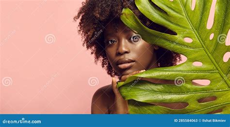 Retrato De Mujer Desnuda Afroamericana Mirando Fuera De La Hoja