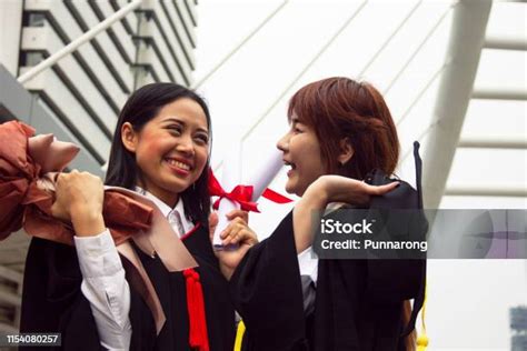 Cantiknya Dua Mahasiswa Asia Girl Ini Bahagia Setelah Lulus Foto Stok