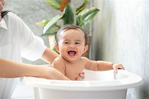 Adorável menina tomando banho a infância da criança da família da