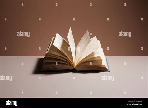 Buch aufschlageb Fotos und Bildmaterial in hoher Auflösung Alamy