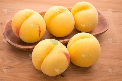 黄色的桃子