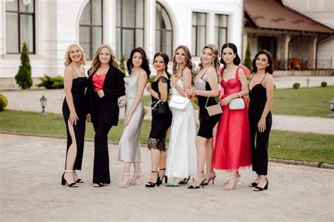 Un Grupo De Mujeres Juntas Frente A Un Edificio Foto Premium