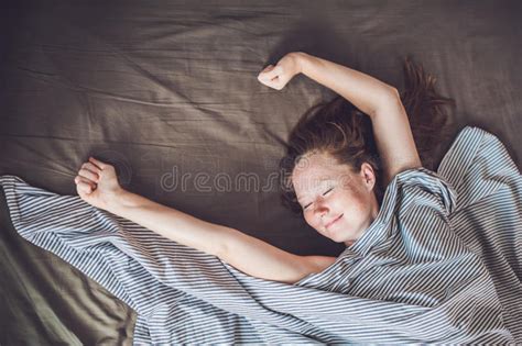 表现高清图片 美丽的年幼的女人说谎下采用床和sleep采用g 顶看法 美丽的年幼的女人说谎下采用床和sleep采用g 顶看法 图片免费下载