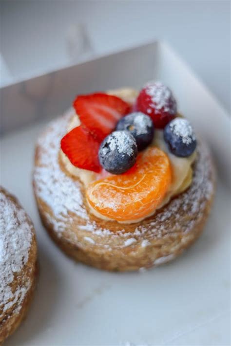 맛있는 과일 토핑 퍼프 페이스트리 클로즈업 · 무료 스톡 사진