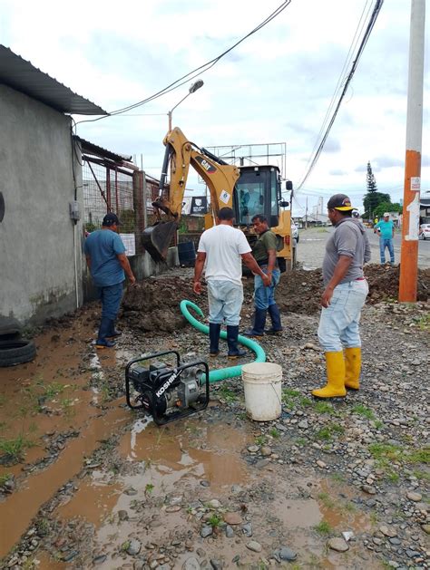 Personal Municipal Trabaja En La Reparación De Fuga De Agua En La E25