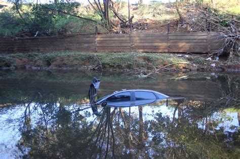 Carro é encontrado submerso dentro do Rio Anhanduí Capital Campo