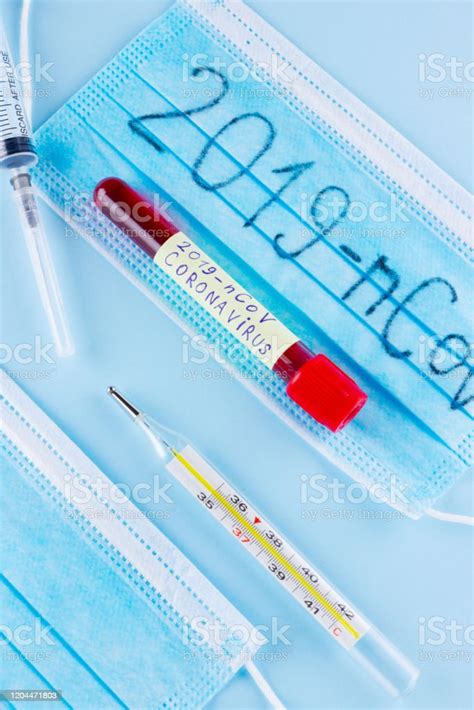 코로나 바이러스 2019ncov 파란색 배경에 2019ncov 코로나 바이러스에 의해 확인 된 혈액테스트 튜브 보호 의료 마스크 및 주사기 Merscov 중동 호흡기 증후군